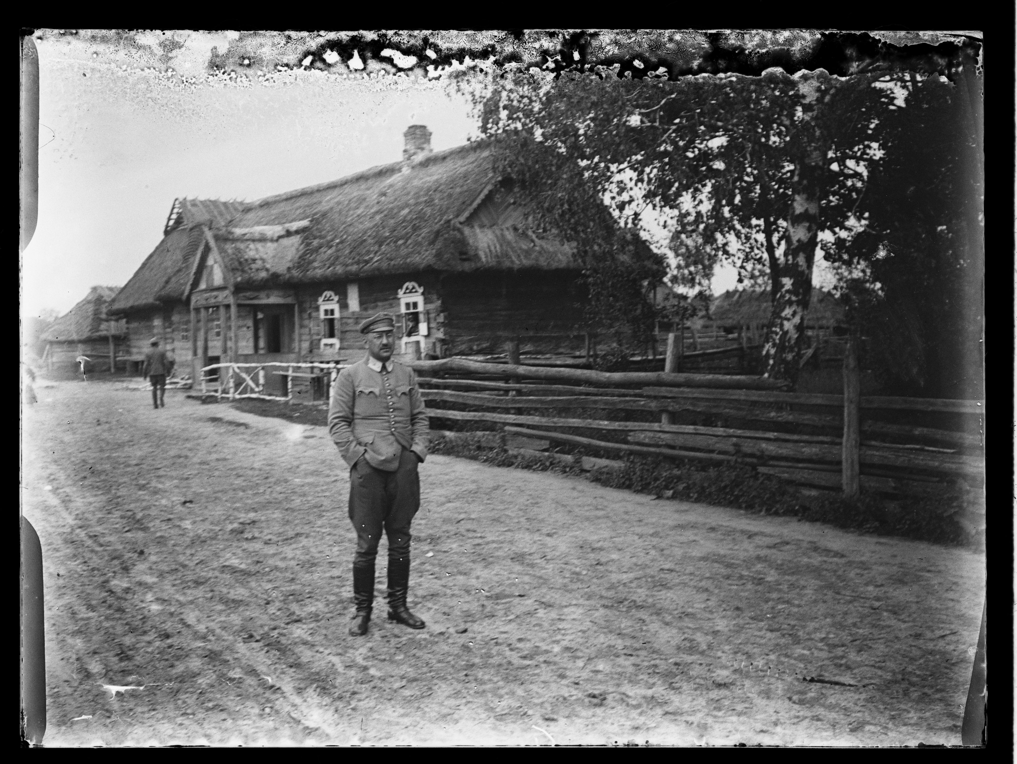 Por. dr Ludomir Nowierski, lekarz 2 p. ułanów Legionów Polskich, na tle ...